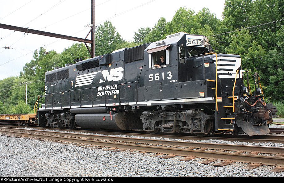 NS GP38-2 #5613 on X999-22